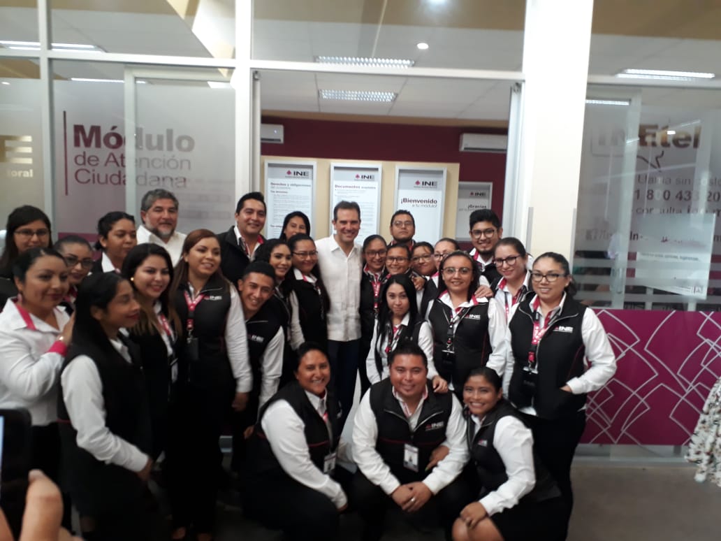 La ‘foto pal’ feis’ en el módulo del INE de $50 mil mensuales en Cancún