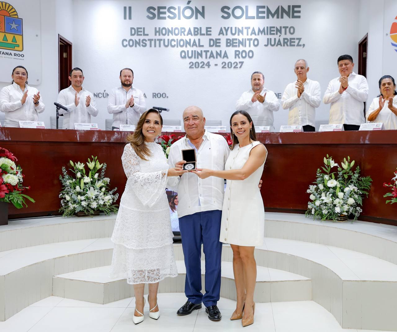Cancún | Premian a Benjamín de la Peña con Medalla al Mérito
